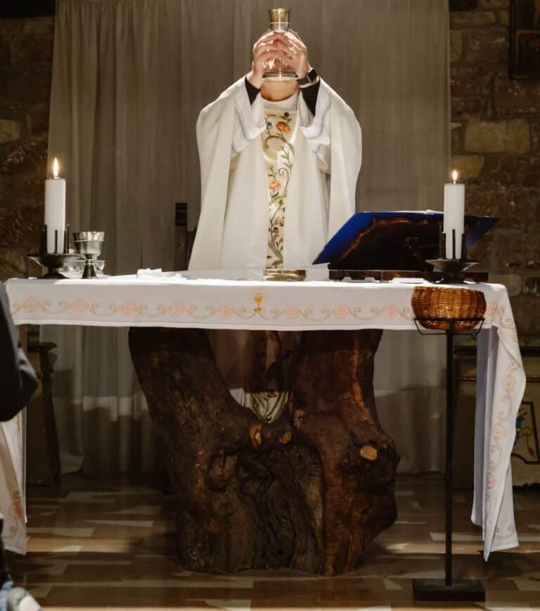 5 Requisitos Y Pasos Para Ser Sacerdote En España - Fundación CARF