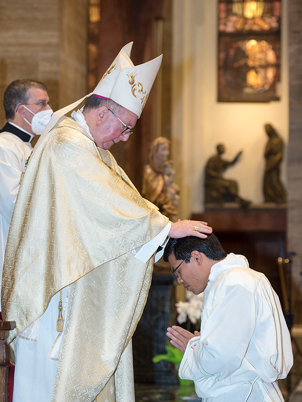 Imágenes De Un Sacerdote Católico Durante El Servicio